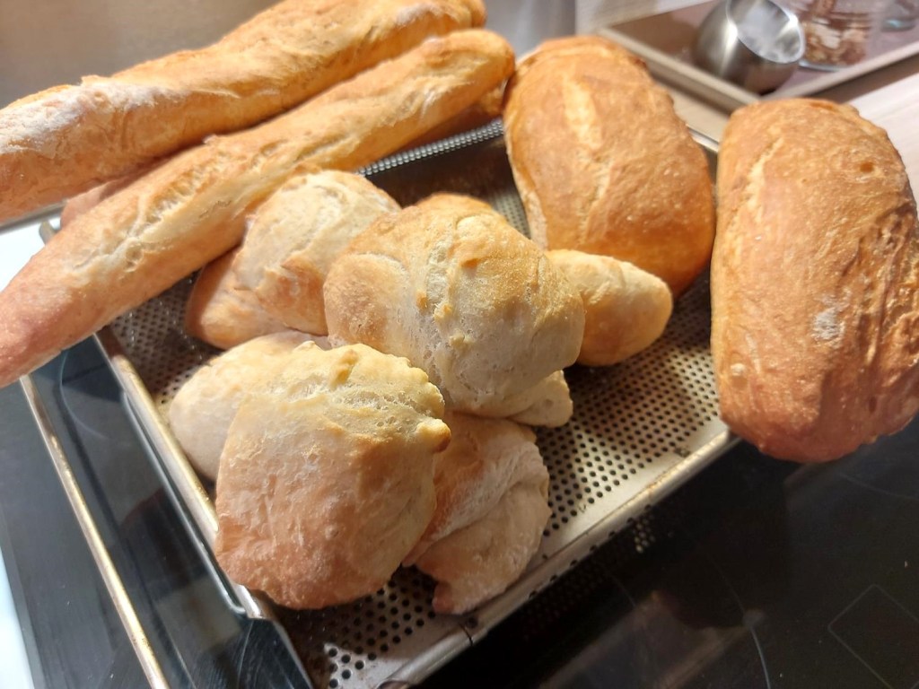 En skål æltefri dej, tre forskellige brød og lidt om forme – Dalsgaard ...